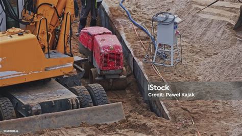 건설 현장 트렌치 콤팩터 로드 롤러는 건설 작업자가 원격으로 작동 0명에 대한 스톡 사진 및 기타 이미지 0명 개발 건설 기계류 Istock
