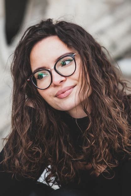 Hermosa Mujer Joven Con Morena Hai Rizado Foto Premium