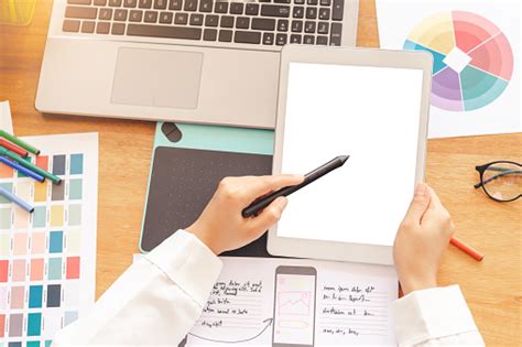 아티스트 펜 태블릿 Ui Ux가 모바일 응답 웹사이트 개발에 대 한 백색 스크린 스마트폰 이랑에 스케치를 사용 하 여 창조적인 디자이너 손 개념에 대한 스톡 사진 및 기타