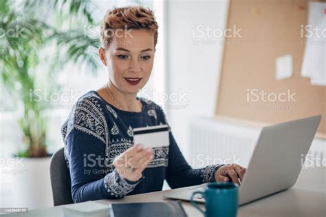 사무실에서 일하고 신용 카드를 사용하여 노트북에서 온라인 쇼핑을 하는 여성 구매에 대한 스톡 사진 및 기타 이미지 구매 금융 기업 재무와 산업 Istock