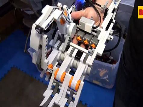 A Passionate Uses LEGO Bricks To Build A Functional Robotic Arm