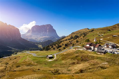 파소 가르데나 사우스 티롤 돌로미티 이탈리아의 가을 풍경 이탈리아 남부 티롤의 파소 가르데나 지역에서 그림 같은 돌로미티의 산