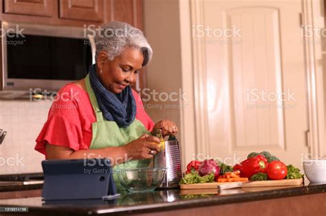 가정 부엌에서 요리 하는 수석 성인 여자 야채 디지털 태블릿 여자에 대한 스톡 사진 및 기타 이미지 여자 60 69세 70 79세 Istock