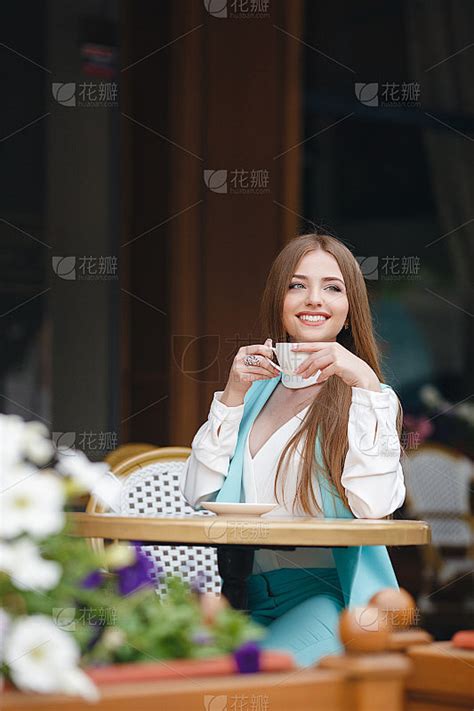 一个美丽的女孩在一个户外咖啡馆的春天肖像