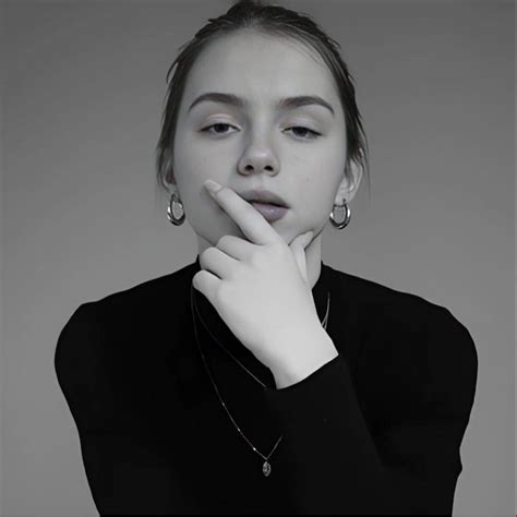 حبيبتي صوره لتوضيح مدى الحب بين الطفل وخالته 😂🩷🫡 Facebook