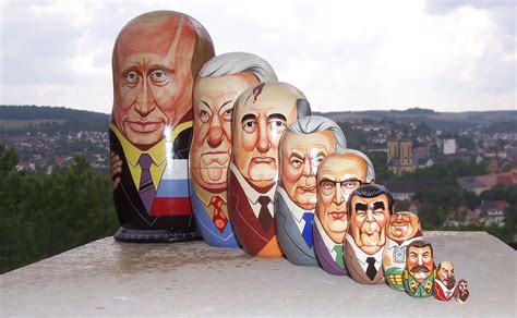 В Нарве у гражданина Чили отобрали матрешки с изображением российских политиков