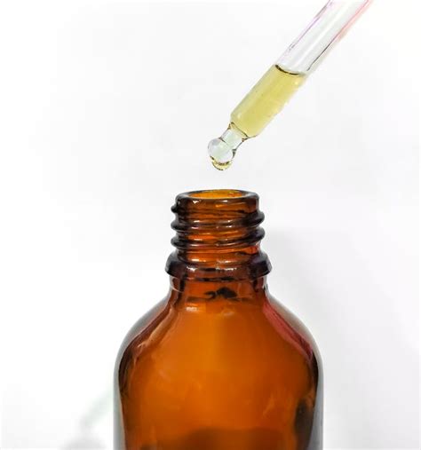 가라 파안 바 간단한 배경 갈색 병 고립시키다 기름 방울 깨끗한 아름다움 대체 의학 동종요법 맑은 액체 미니멀리스트 미용 제품 빈 병 세로 스킨 케어