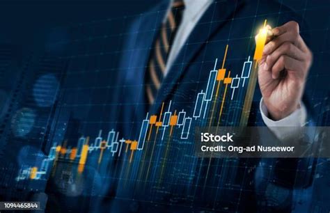 비즈니스 성장 진행 또는 성공 개념 사업가 진한 파란색 배경에 성장 가상 홀로그램 사진 가로 막대형 차트를 그림입니다 비즈니스에 대한 스톡 사진 및 기타 이미지 Istock