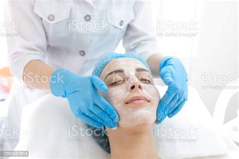 여성 전문 의사 미용사는 피부 관리를 위해 환자의 얼굴에 마스크를 적용합니다 피부 회춘 과 영양을위한 미용 절차 가꿔주기에 대한 스톡 사진 및 기타 이미지 Istock