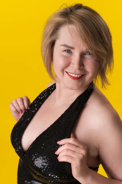 Mature Cleavage Pictures Freepik