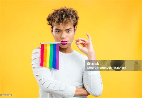 자존심 깃발 고립 된 노란색 배경으로 포즈를 취하는 트랜스젠더 남성의 스튜디오 초상화 Lgbt 자존심의 달 개념 T 동성애자에 대한 스톡 사진 및 기타 이미지 Istock