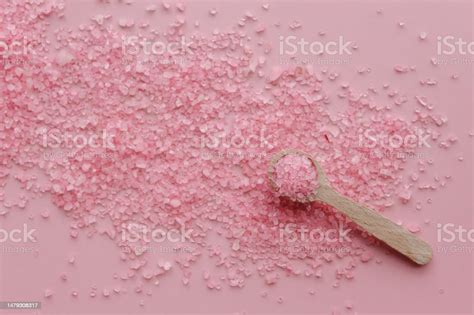분홍색 배경에 향기로운 분홍색 히말라야 바다 소금 수제 허브 목욕 소금 스킨 케어 스파 뷰티 목욕 화장품 휴식 자연스러운 피부 관리 평면도 복사 공간 홈 스파 아로마 테라피