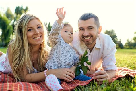 Familia Feliz En Un Parque En Verano Imagen De Archivo Imagen De Cabrito Verano