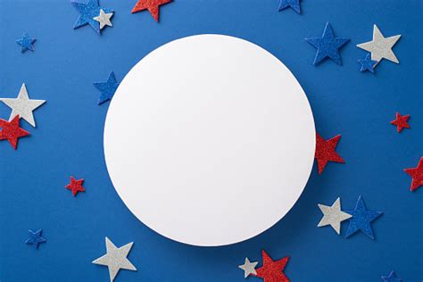 독립 기념일의 정신을 보여주는 파티 액세서리의 하향식 보기 파란색 배경에 반짝이는 별과 텍스트 또는 판촉 콘텐츠를 위한 빈 원 0명에 대한 스톡 사진 및 기타 이미지