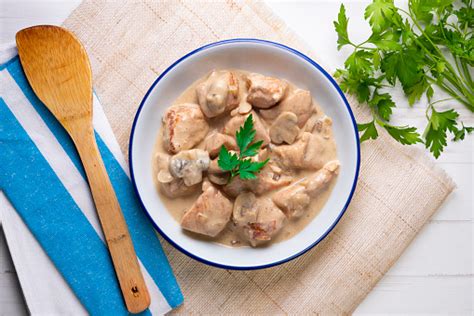 스트로고노프 소스를 곁들인 고기 전통적인 러시아어 조리법 0명에 대한 스톡 사진 및 기타 이미지 0명 고기 그레이비