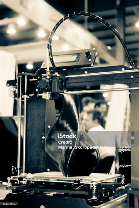 3d 프린터는 검은 색 꽃병 클로즈업 형태로 모델을 인쇄합니다 0명에 대한 스톡 사진 및 기타 이미지 0명 3차원 형태 개념 Istock