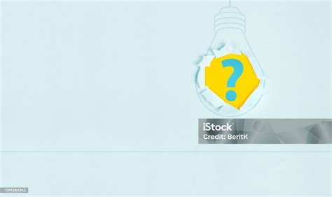 전구의 물음표 아이디어 마케팅 교육 및 비즈니스 개념 새로운 목표를위한 브레인 스토밍 찢어진 종이 물음표에 대한 스톡 사진 및