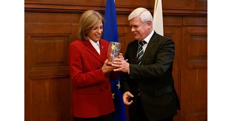 Министър Вътев обсъди с европейския комисар Стела Кириакиду борбата с АЧС и хуманното отношение