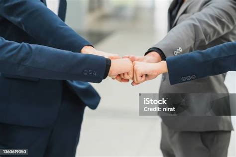 비즈니스 협력 개념 비즈니스 사회적 연결을 위해 주먹을 휘두르는 사업가 그룹 실무 팀과 협력하여 비즈니스에 문의 20 24세에 대한 스톡 사진 및 기타 이미지 Istock