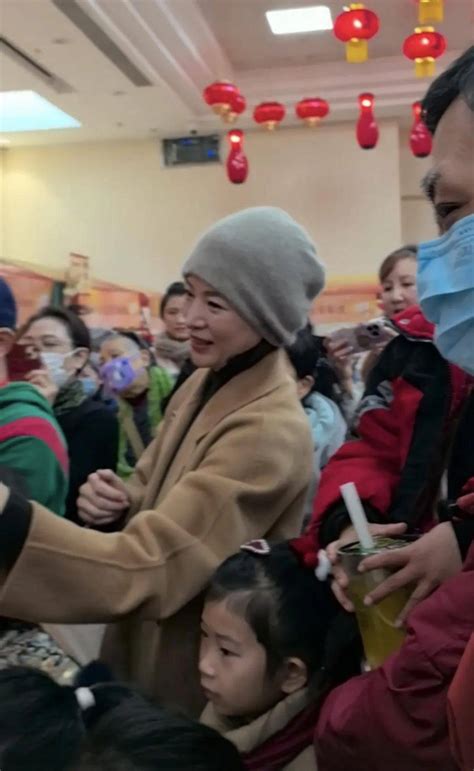 曝董卿新年带儿子在上海参加活动，董卿眼袋重，儿子远看五官像她刘谦年龄文教