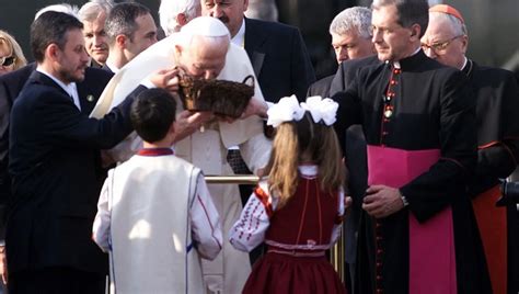 Преди 23 години папа Йоан Павел Ii за първи път стъпва на българска земя Фактор