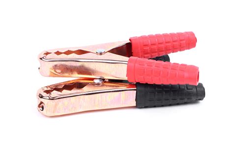 흰색 배경에 절연된 구리 배터리 단자 자동차 배터리 전기 클램프 검정색과 빨간색 전기 커넥터 계기판 측정기에 대한 스톡 사진 및 기타 이미지 Istock