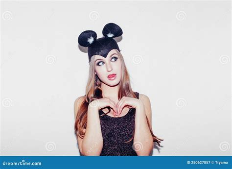 Belle Jeune Fille Sexy En Costume De Chauve Souris Gestes Dune Fille Dans Un Masque De Chauve