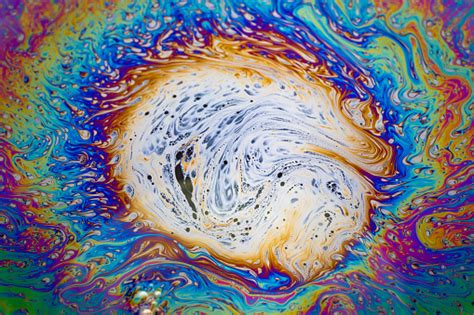 밝고 복잡한 비누 필름 버블 패턴 광고 디자인 및 창의적인 프로젝트에 적합합니다 이 독특한 이미지로 작업에 톡톡 튀는 색상을 추가하십시오 과학에 대한 스톡 사진 및 기타