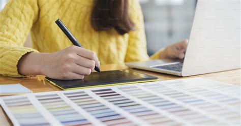 선택을 위해 색상 샘플로 작업하는 그래픽 디자이너 직장에서 그래픽 디자이너 색상 견본 샘플 사무실에서 일하는 젊은 사진 작가이자 그래픽 디자이너 사진