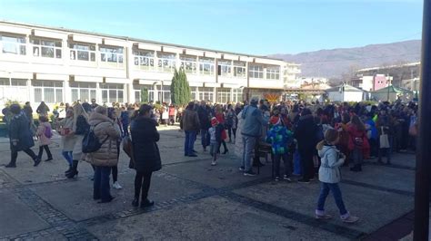 Новогодишен базар во ООУ „Григор Прличев“ Ohridnews