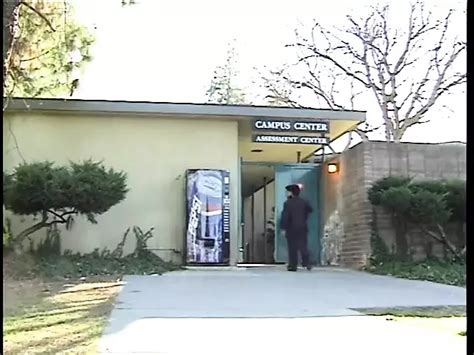 可爱的少女流浪汉被干 xHamster