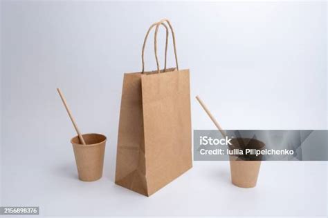 갈색 크래프트 종이컵 흰색 배경에 빨대의 평면도 재활용 가능한 길거리 식품 포장 제로 웨이스트 종이 접시 일회용 테이크아웃 컵 0명에 대한 스톡 사진 및 기타 이미지