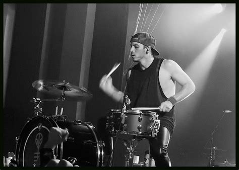 Twenty One Pilots Josh Dun Performs Drum Mashup Of Foo Fighters Jay Z More