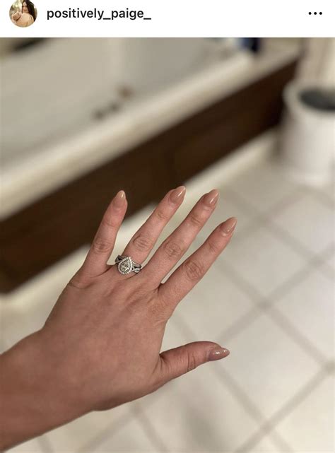 Paige Loves Showing Off Her Ring 🤣🙄 R Snarkonpostivelypaige