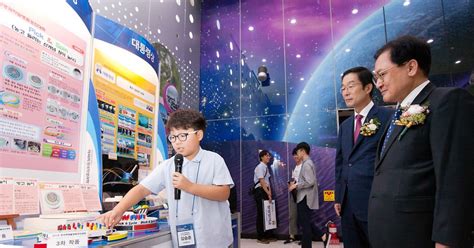 전국학생과학발명품경진대회 수상작 보는 유영민 장관