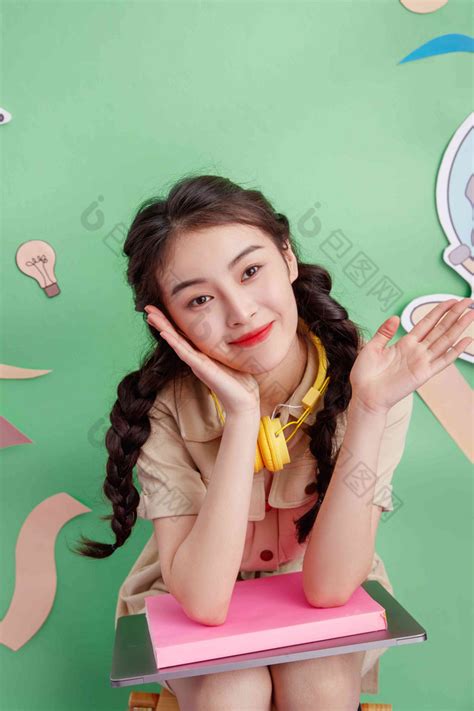 拿着书本的年轻女孩图片 包图网企业站