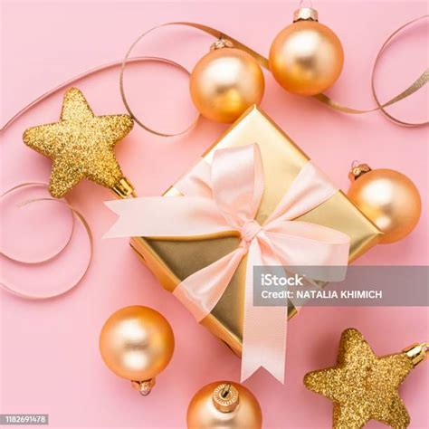 파스텔 핑크 배경에 새틴 활과 황금 장난감 공 축제 상자 플랫 스타일 휴일 개념입니다 공간을 복사합니다 0명에 대한 스톡 사진 및 기타 이미지 Istock