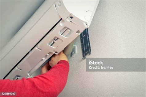 에어컨 을 설치합니다 실내에서 에어컨을 수리하는 전기 기술자 실내 클로즈업 현대 에어컨을 유지 전문 기술자 건설 산업에 대한