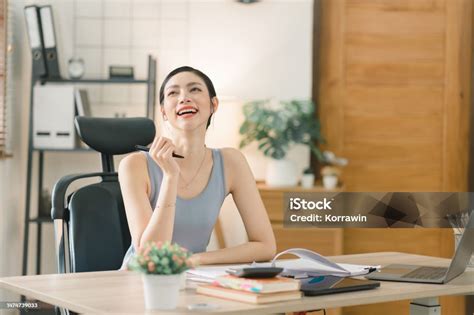 행복한 젊은 사업가는 홈 오피스에서 노트북 컴퓨터로 작업하는 모습을 보여줍니다 이미지는 재택 근무의 개념을 나타냅니다 여성에