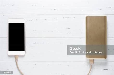 흰색 나무 배경에 휴대용 전원 은행 및 스마트 폰 복사 공간 0명에 대한 스톡 사진 및 기타 이미지 0명 Usb 케이블 가상현실 Istock
