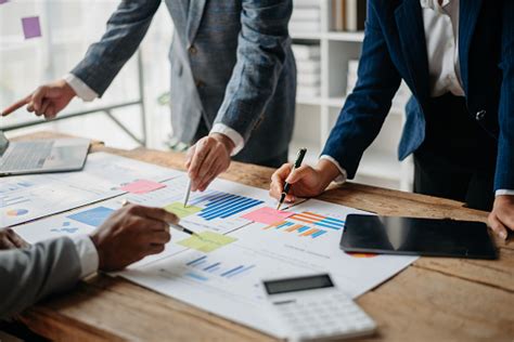 비즈니스 사람들 계획 전략 분석 사무실 개념입니다 스티커 메모에 대한 메모 쓰기 노트북 태블릿 계획 및 브레인스토밍 전략 공유 개념에 대한 스톡 사진 및 기타 이미지