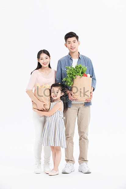 야채 쇼핑 가방을 들고 세 가족 사진 무료 다운로드 Lovepik