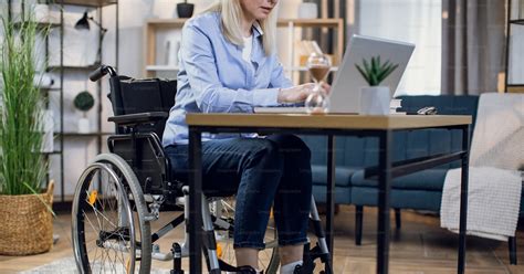 휠체어에 앉아 무선 노트북으로 작업하는 캐주얼 옷을 입은 젊은 여성의 클로즈업 집에 있는 동안 원격 근무를 하는 장애 여성 사진 Unsplash의 앉아 이미지