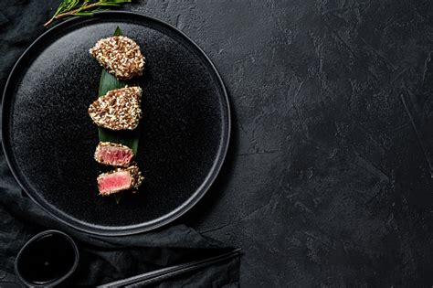 접시에 구운 참치 스테이크 검은 색 배경입니다 맨 위 보기 텍스트를 위한 공간 0명에 대한 스톡 사진 및 기타 이미지 0명 건강한 생활방식 건강한 식생활 Istock