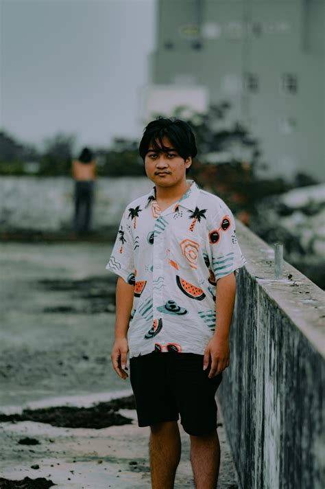 낮 동안 회색 콘크리트 다리에 서 있는 흰색과 빨간색 미키 마우스 티셔츠를 입은 여자 사진 Unsplash의 무료 사람의 이미지