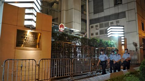 【港版國安法】防暴警搬物資入中聯辦戒備 學聯前代表到場抗議