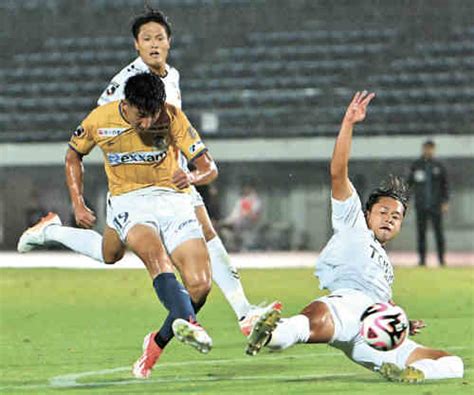 J3リーグ 第25節最終日＝カマタマ4点圧勝 【カマタマーレ―福島】前半16分、カマタマーレの赤星（19）が2点目のシュートを決める