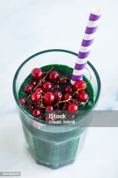 대리석 테이블에 하와이 Spirulina와 붉은 건포도와 녹색 과일 스무디의 키 큰 유리 건강 한 조식 0명에 대한 스톡 사진 및 기타 이미지 Istock