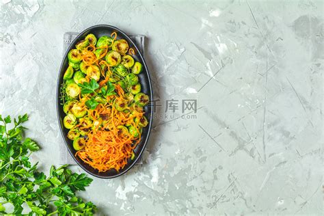烤球芽甘蓝和腌胡萝卜片高清摄影大图 千库网