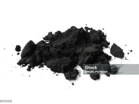 모래 해변 질감입니다 하얀 배경에 검은 모래가 쌓여 있다 클리핑 경로가 있는 모래 언덕 모래 언덕은 하얀 배경에 고립되어 있다 더미 검은 모래 배경 0명에 대한 스톡 사진